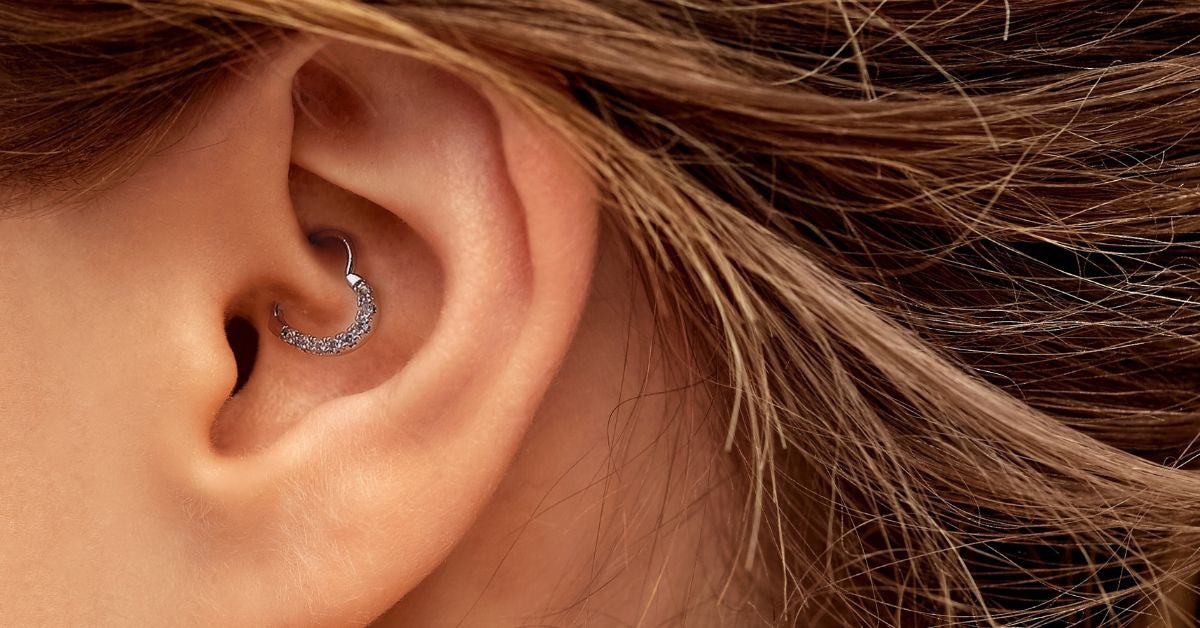 Piercing Daith: Guia Completo com Cuidados, Dor e Cicatrização